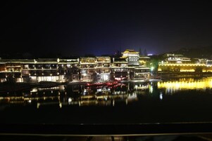 Fachada do alojamento (tarde/noite)