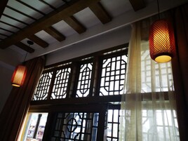 Quarto Twin Deluxe, vista para o rio | Secretária, cortinas/cortinados opacos, Wi-fi grátis 