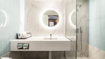 Quarto Deluxe, não fumadores, terraço | Casa de banho | Um polibã, produtos de higiene exclusivos, um secador de cabelo