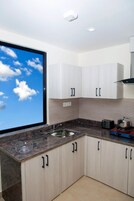 Apartamento Superior | Cozinha privada | Um frigorífico, um micro-ondas, uma cafeteira/bule 