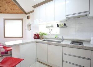 Quarto (15 PY, Supia) | Kitchenette privada | Um frigorífico, um micro-ondas, uma placa de cozinha 