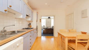 Apartamento (2 Bedrooms) | Cozinha privada | Uma chaleira elétrica, utensílios de cozinha