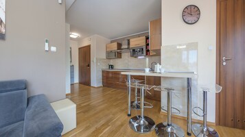 Apartamento (14) | Cozinha privada | Um frigorífico, uma placa de cozinha, uma chaleira elétrica 