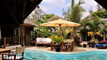 Piscina externa, guarda-sóis, espreguiçadeiras