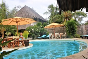 Piscina exterior, guarda-sóis, espreguiçadeiras 