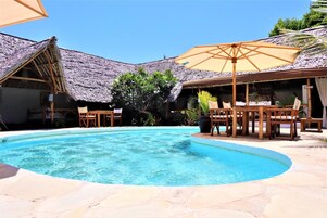 Piscina exterior, guarda-sóis, espreguiçadeiras 