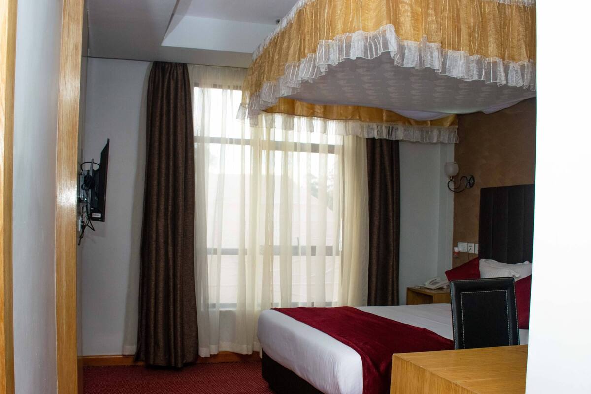 Quarto Superior | Roupa de alta qualidade, camas de colchão viscoelástico, secretária 