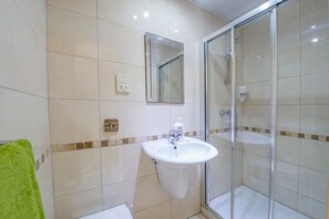 Chuveiro, toalhas de banho, sabonete, shampoo