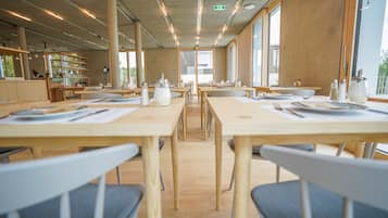 Café da manhã com buffet todos os dias (EUR 9.5 por pessoa)