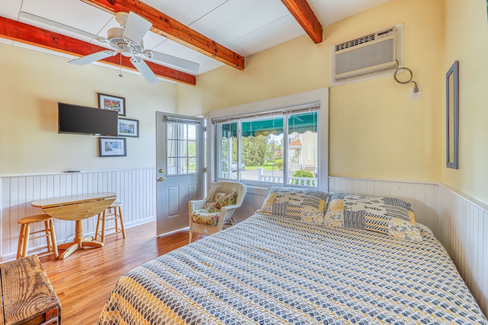 Charming Studio W/ Shared Pool & Terrace - Near Beaches & Coastal Attractions - Kennebunkport, ME