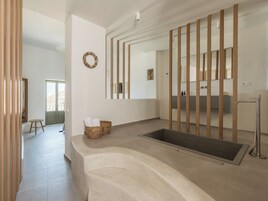 Apartamento Premium, 1 quarto, casa de banho anexa, vista para o mar | Casa de banho | Chinelos 