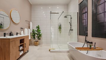 Quarto Premium | Casa de banho | Um polibã, um chuveiro fixo, artigos de higiene pessoal grátis