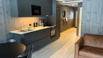 Apartamento (2-5 people) | Cozinha privada | Um frigorífico, um forno, uma placa de cozinha, uma cafeteira/bule