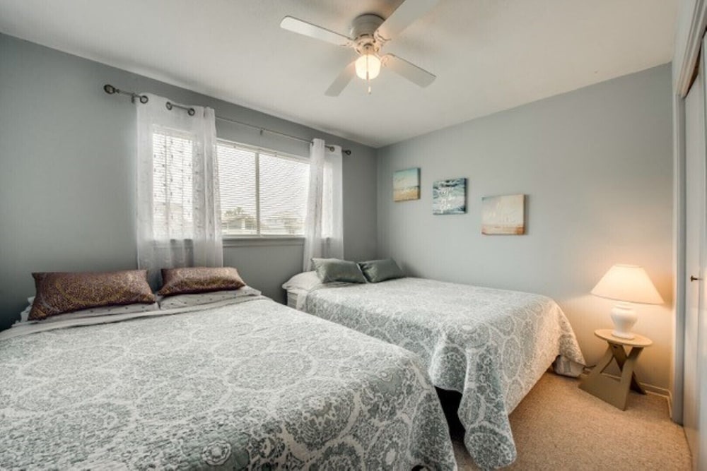 The Life Saver Is Charming 3 Bedroom House A Block And Half From The Beach. - Galveston, TX
