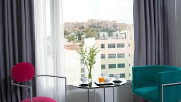 Quarto casal clássico (Acropolis View) | Frigobar, cofres nos quartos, escrivaninha, cortinas blackout