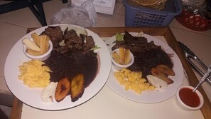 Pequeno-almoço preparado no momento diário mediante uma taxa
