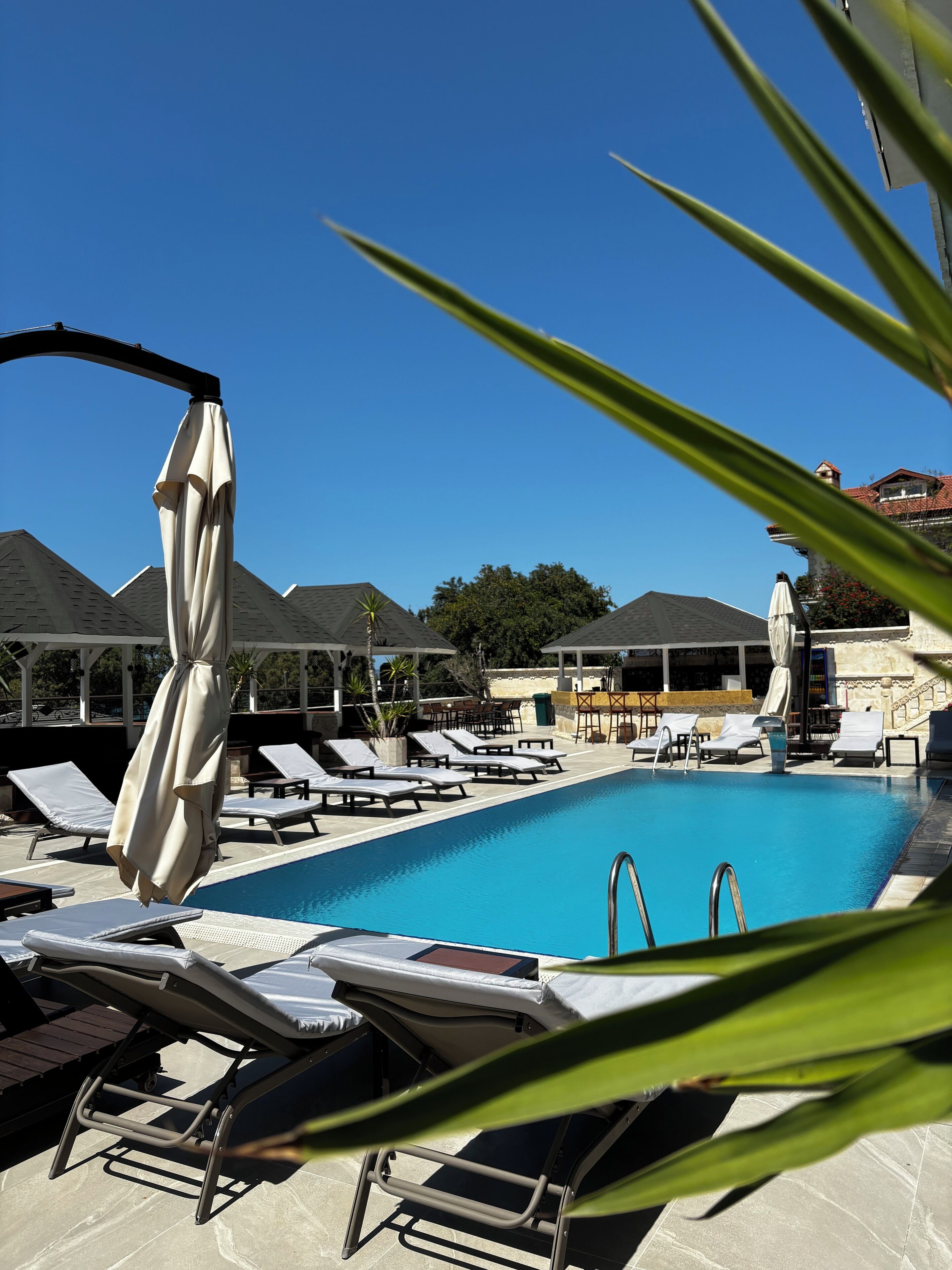 Piscina exterior sazonal, guarda-sóis, espreguiçadeiras 