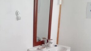 Quarto casal, 1 cama de casal | Pia do banheiro