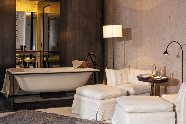 Quarto luxo, 1 cama King, vista para o pátio | Banheiro | Chuveiro, chuveiro com efeito de chuva, roupões de banho, chinelos