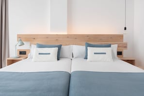 Quarto casal ou duplo standard, vista para a cidade | Escrivaninha, espaço de trabalho para notebook, quartos à prova de som