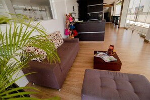 Terraço com espreguiçadeiras