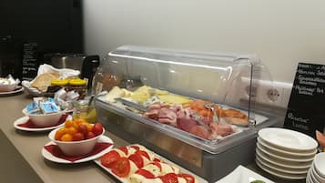 Café da manhã com buffet grátis todos os dias