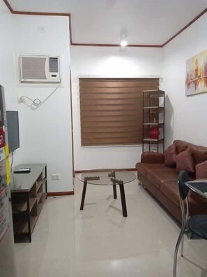 Condo família, 2 quartos, para não fumantes | Área de estar | TV de tela plana 40 polegadas com canais via satélite, smart TV