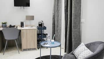 Quarto Triplo Comfort, várias camas (LE TERME) | Com decoração personalizada, com mobília individualizada, secretária