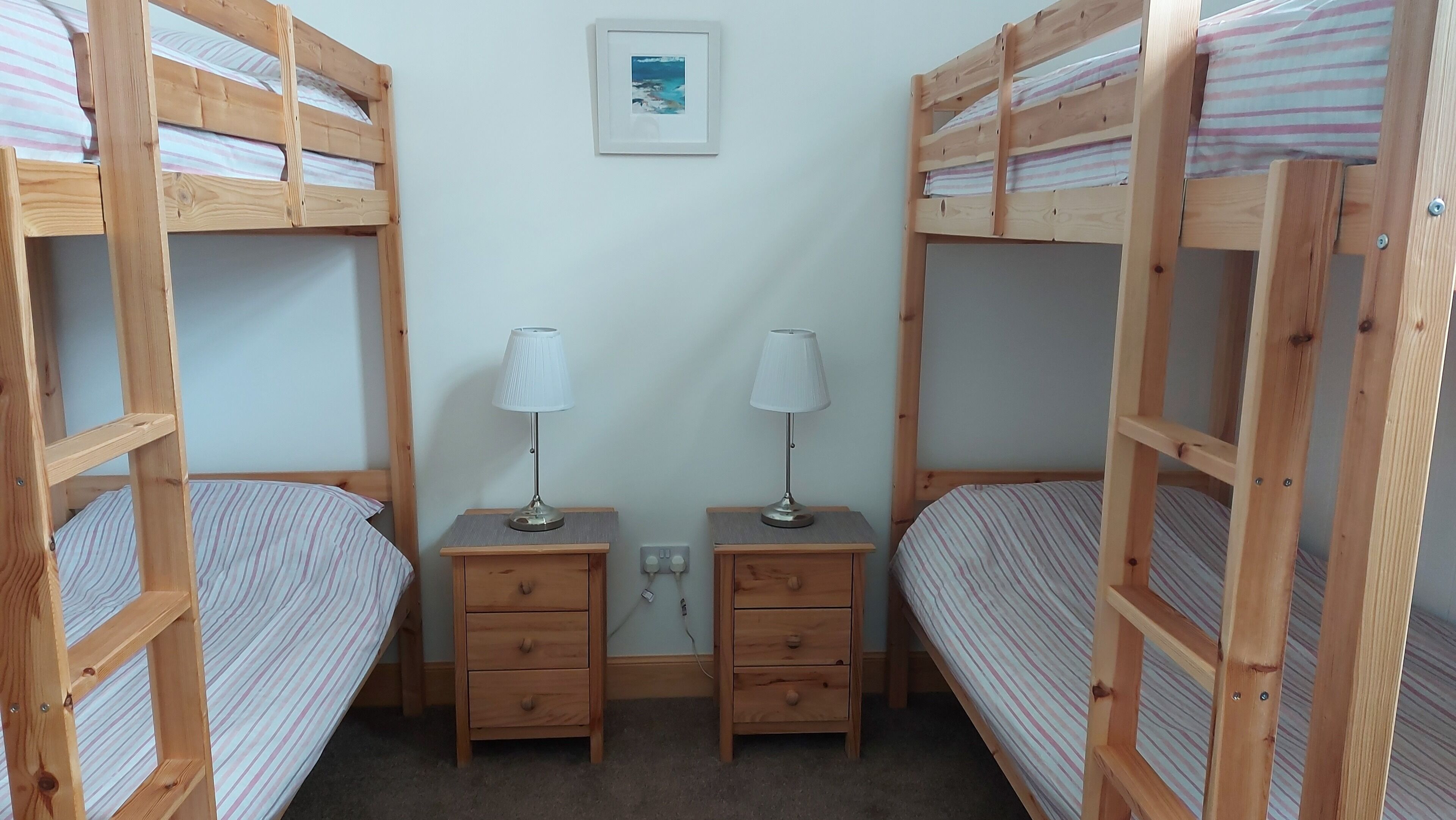 Quartos à prova de som, ferros/tábuas de passar roupa, Wi-Fi de cortesia