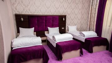 Quarto triplo standard | Roupas de cama antialérgicas, cofres nos quartos, escrivaninha