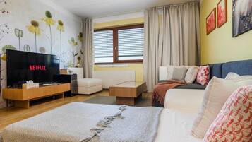 Apartamento luxo, vista para o jardim | Sala de estar | Smart TV