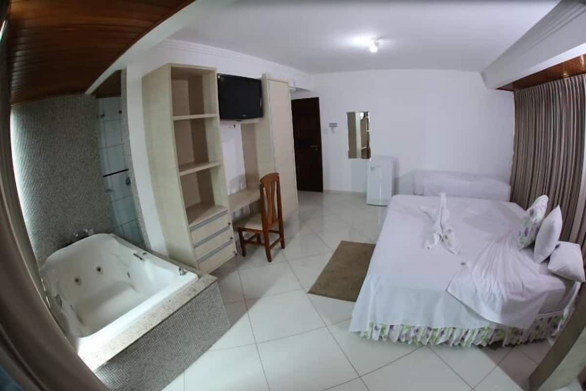 Quarto luxo, banheira de hidromassagem | Frigobar, cortinas blackout, ferros/tábuas de passar roupa
