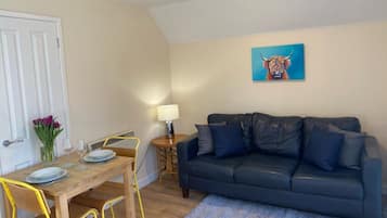 Cabine, 1 quarto (Woodland Lodges) | Sala de estar | Smart TV de 32 polegadas com canais digitais