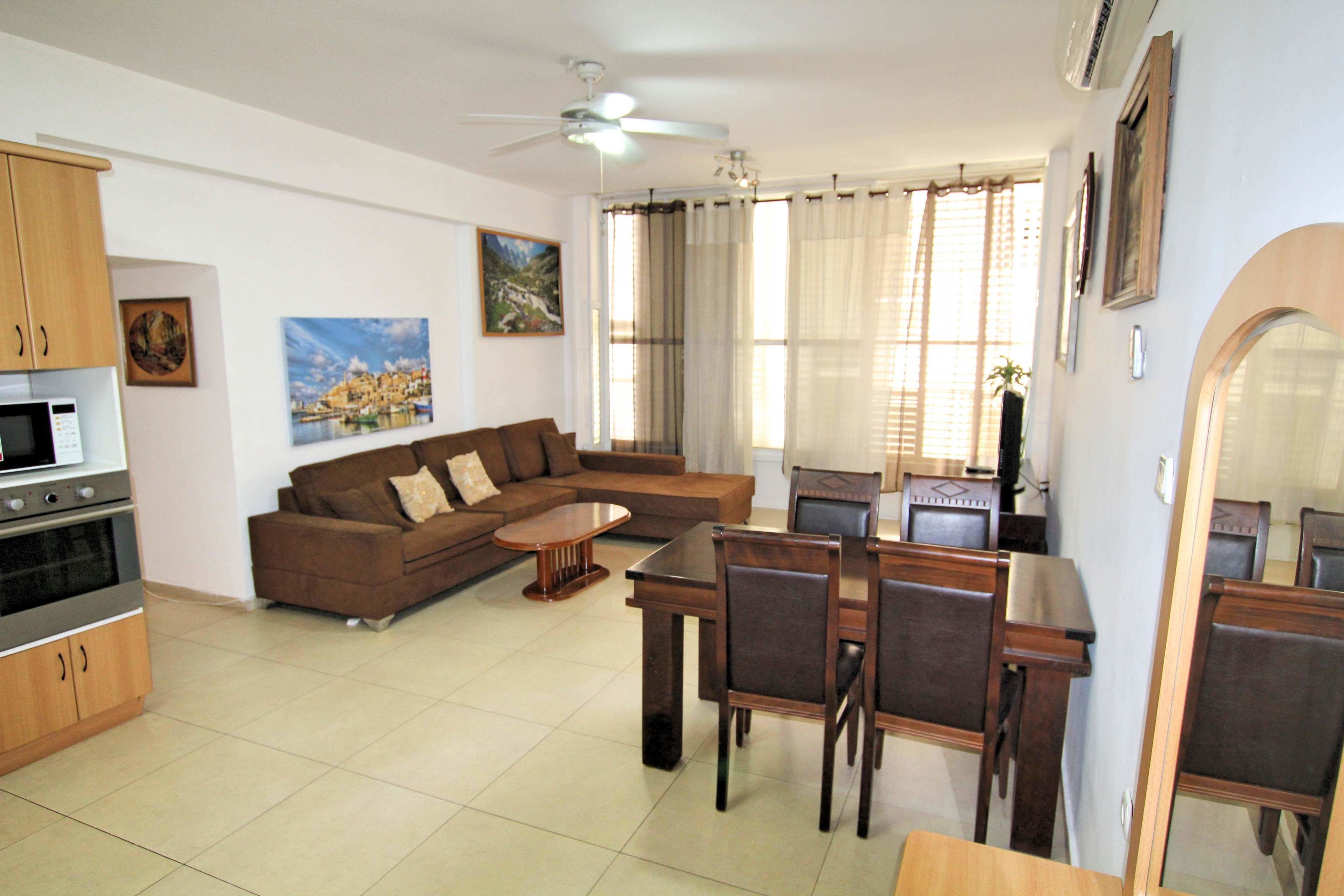 Apartamento família, 2 quartos, para não fumantes | Área de estar | TV de tela plana