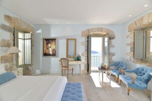 Suite Deluxe, vista para o mar | Lençóis de algodão egípcio, roupa de alta qualidade, edredões de penas 