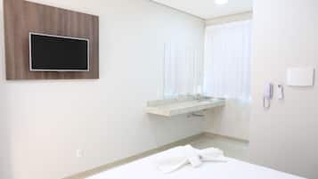 Quarto casal básico | Cortinas blackout, ferros/tábuas de passar roupa, Wi-Fi de cortesia