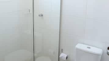 Chuveiro, toalhas de banho, sabonete, shampoo