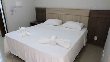 Quarto Duplo Básico | Cortinas/cortinados opacos, ferro/tábua de engomar, Wi-fi grátis