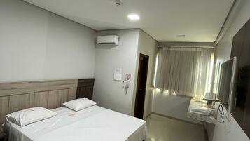 Quarto casal básico | Cortinas blackout, ferros/tábuas de passar roupa, Wi-Fi de cortesia