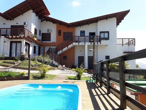 Piscina externa, guarda-sóis, espreguiçadeiras