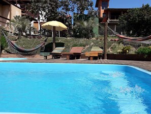 Piscina externa, guarda-sóis, espreguiçadeiras