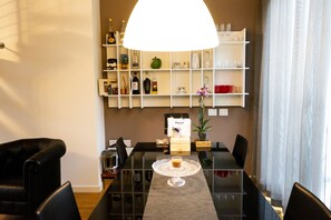 Apartamento Deluxe, vista para o lago | Refeições no quarto