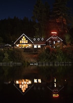 Fachada do alojamento (tarde/noite)