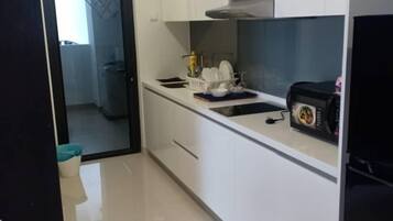 Apartamento Exclusivo, 2 quartos, vista para o oceano | Cozinha privada | Um frigorífico/congelador grande, um micro-ondas, uma placa de cozinha