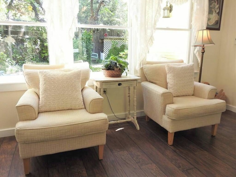 The Little Yellow Cottage - Murphys