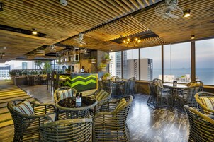 2 bares/lounges, um bar junto à piscina 