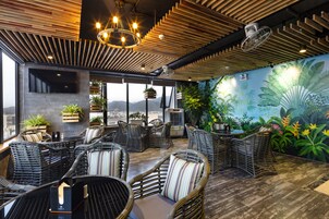 2 bares/lounges, um bar junto à piscina 