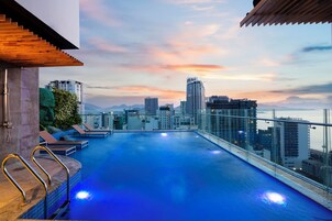 Piscina exterior, da(s) 6:00 à(s) 22:00, guarda-sóis, espreguiçadeiras 