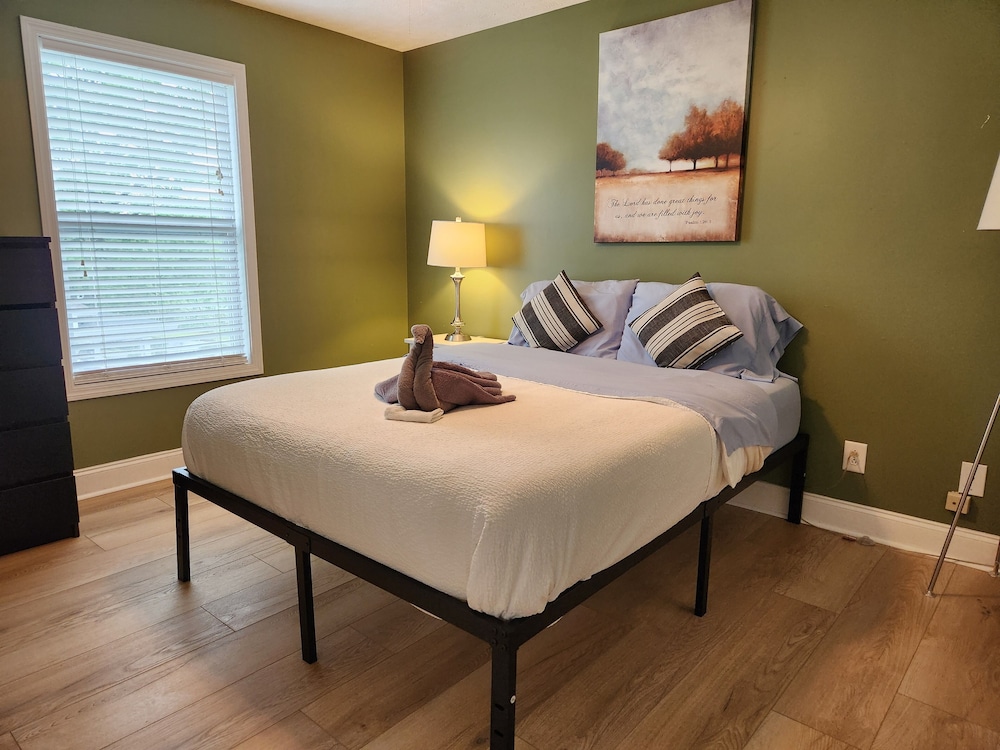 1 Mile To State Capitol, Sleeps 10, Spacious Backyard With Firepit - Nashville, TN
