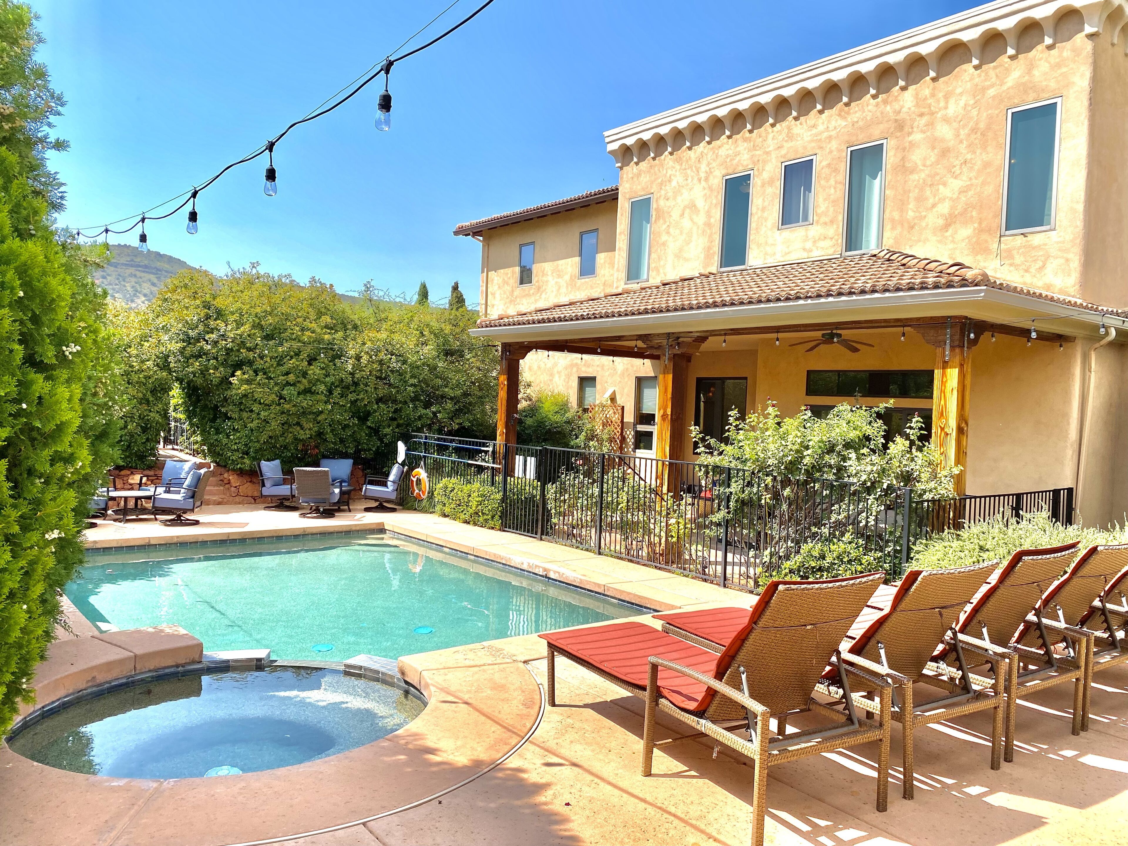 Red Rock VIEWS, Pool & Spa, Pool Table, Perfect retreat - 5 Bedroom ...